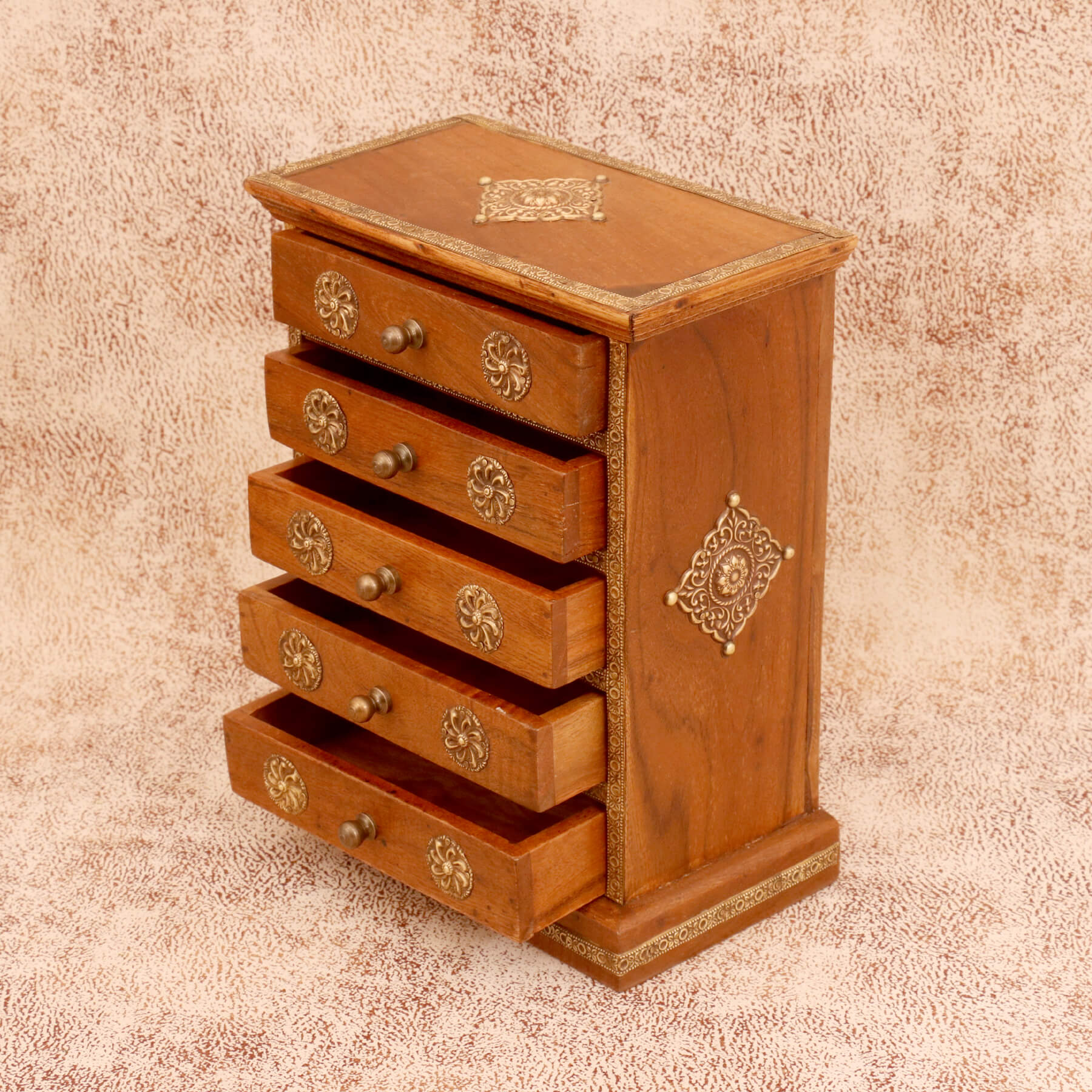Luxurious Diamond Tiered Drawers Chest - Organize with Elegance!