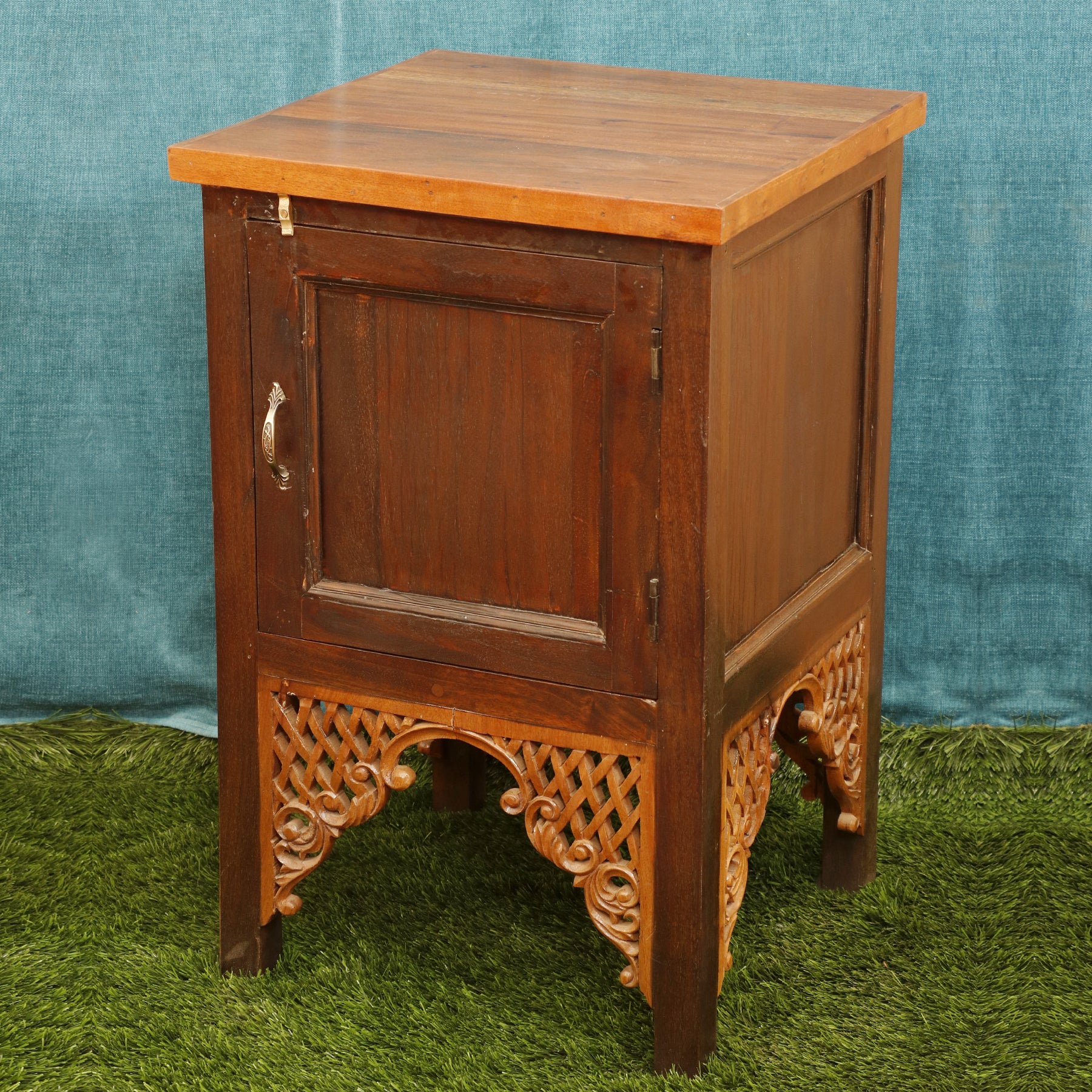 Stylish Single Door Bedside Table - Organize Your Bedroom in Elegance!